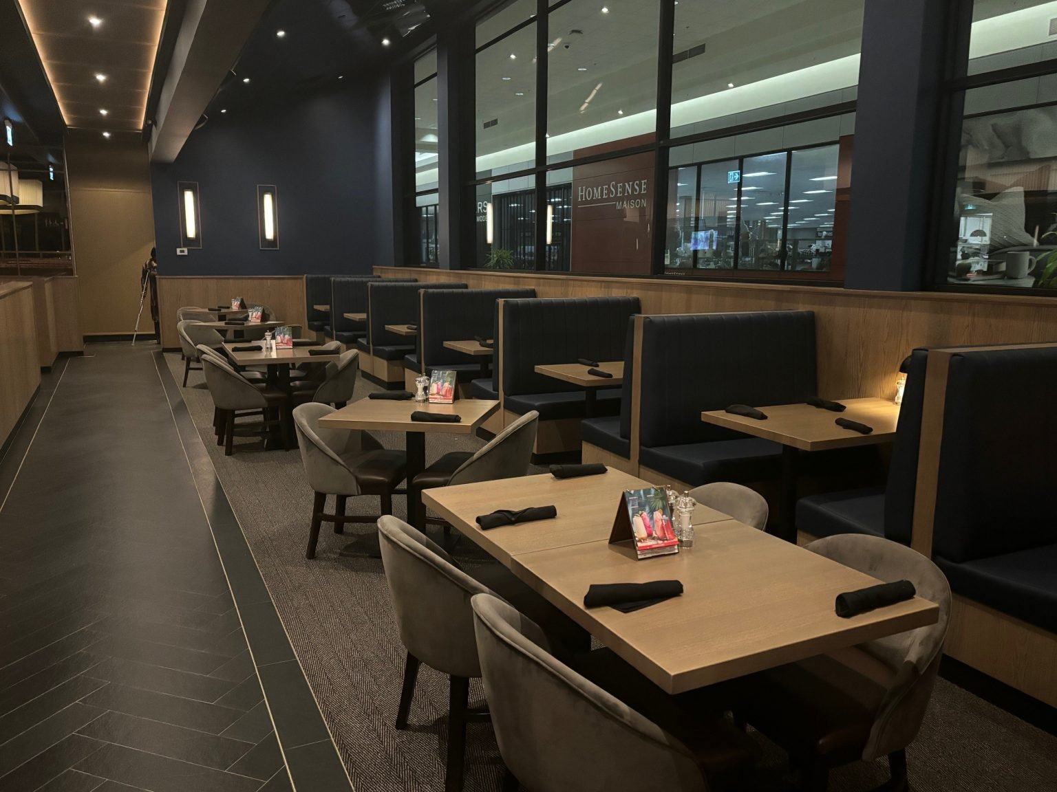 A new Baton Rouge Grillhouse & Bar has opened at Carrefour Angrignon in ...